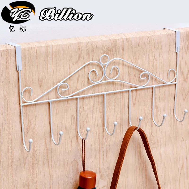 Colgador de abrigos con ganchos de hierro artístico sobre la puerta ...