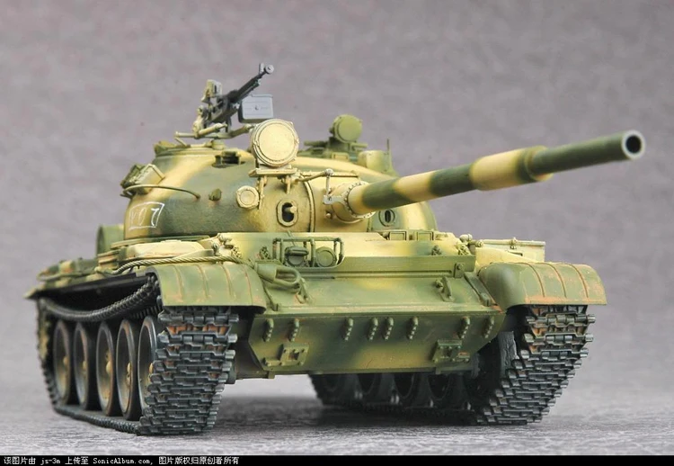 1:35 SCALE Russian T 62 Mod.1972 Trumpeter 1/35 Soviet assembled tank Russian T 62 main battle ...
