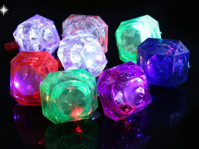 Flashing-LED-Light-Up-Huge-Diamond-Shape-Ring-Glow-In-The-Dark-Flash ...