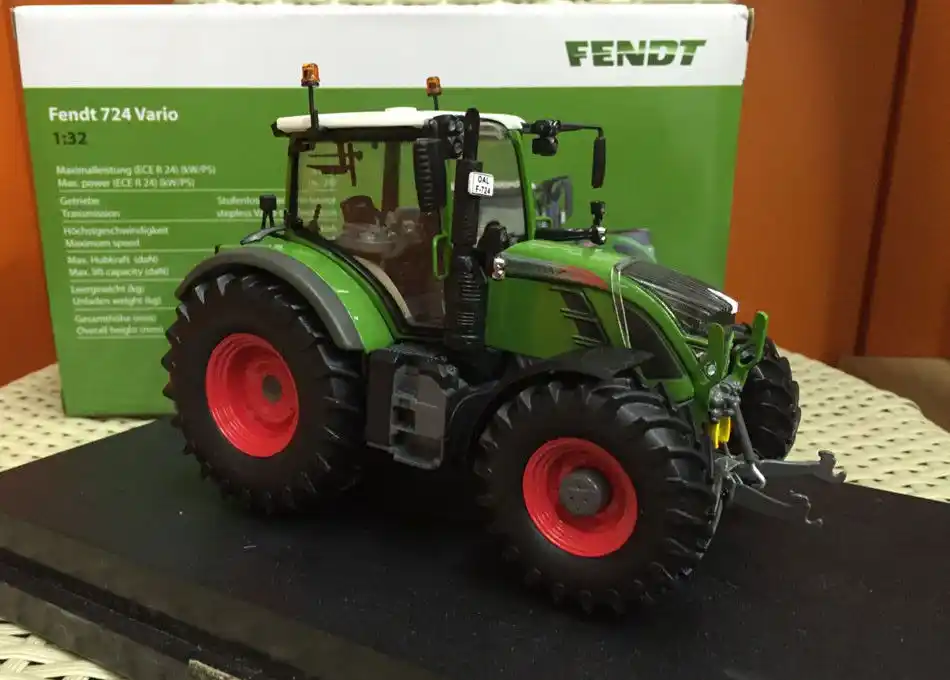 Universal hobbies Fendt 724 Vario Nature Green 2017 1/32 Scale Tractor ...