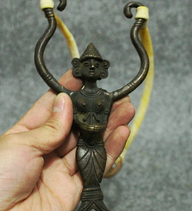 Folk China Old Bronze Carved Egyptian Belle sea maid Statue Slingshot ...