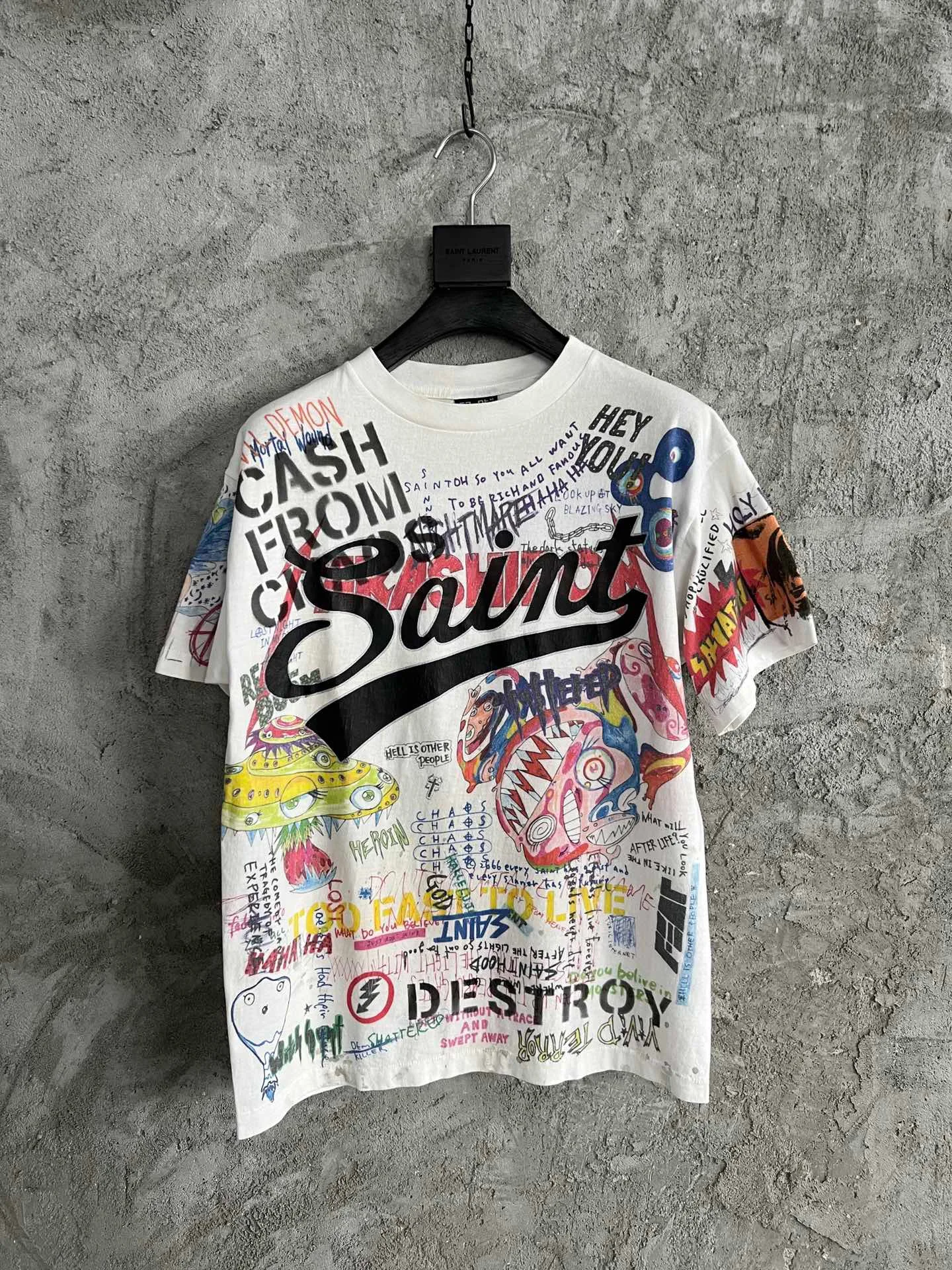 man hand paints random graffiti paints distressed short sleeve T shirt ...