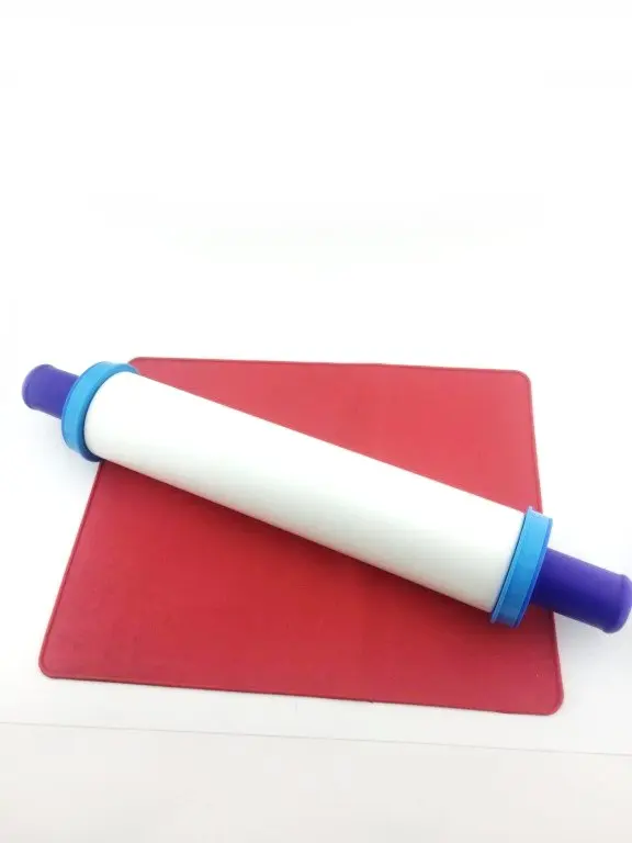 Tupperware Rolling Pin And Mat
