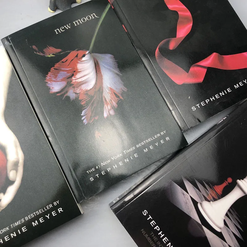 Twilight New Moon Book Cover