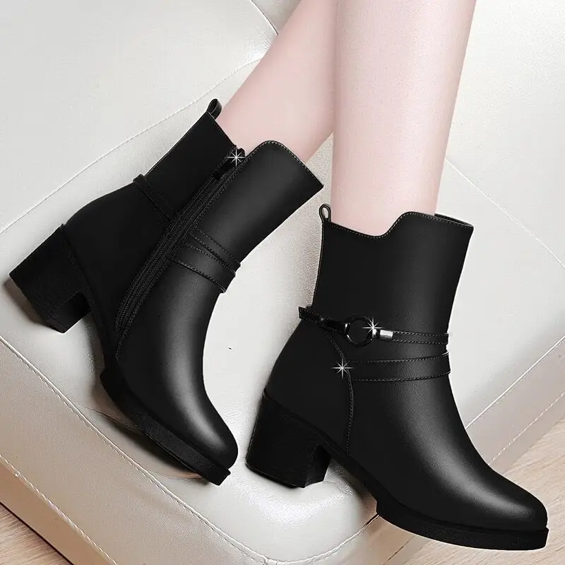 Botas-de-couro-femininas-e-elegantes-bota-curta-com-salto-alto-de-couro ...
