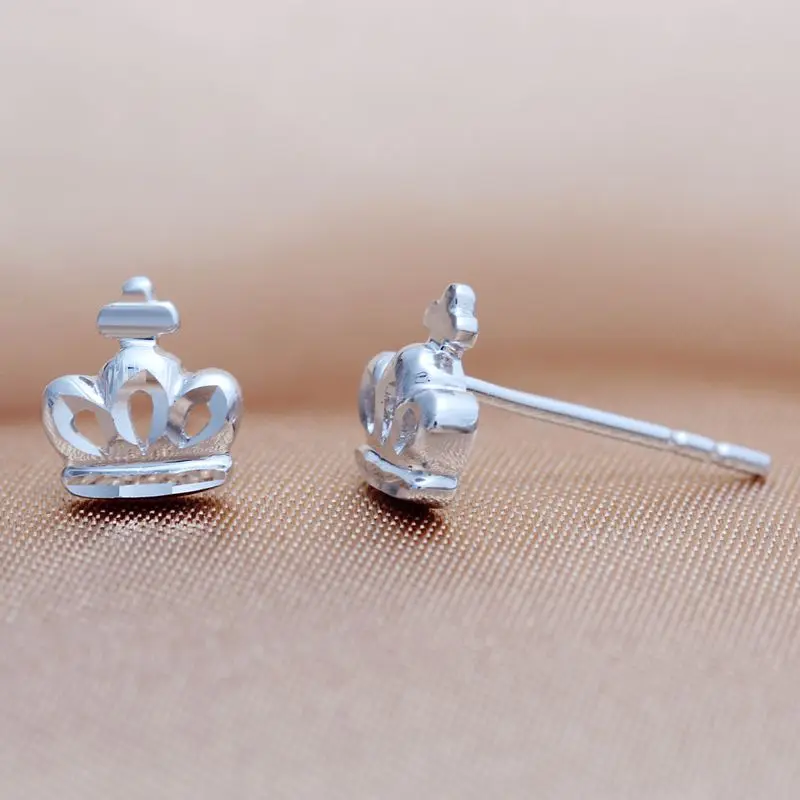 Блестящие серьги-гвоздики с крестиком в виде короны из платины белого ...