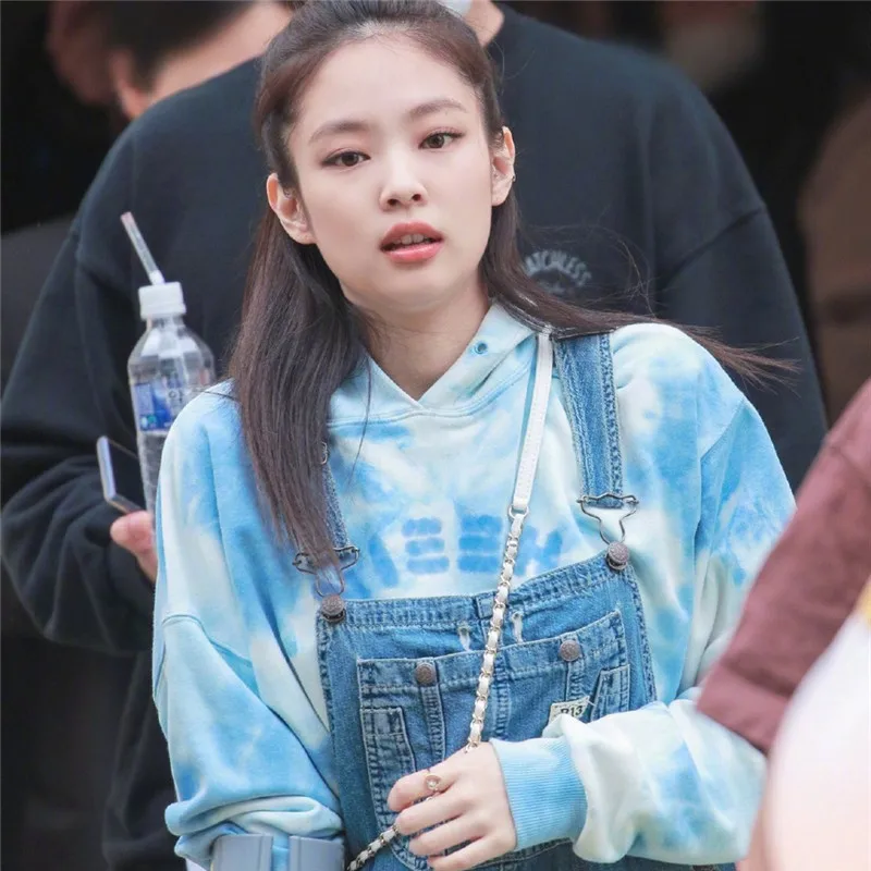 Jennie-Kinney-lleva-la-misma-Sudadera-con-capucha-te-ida-en-azul-para ...