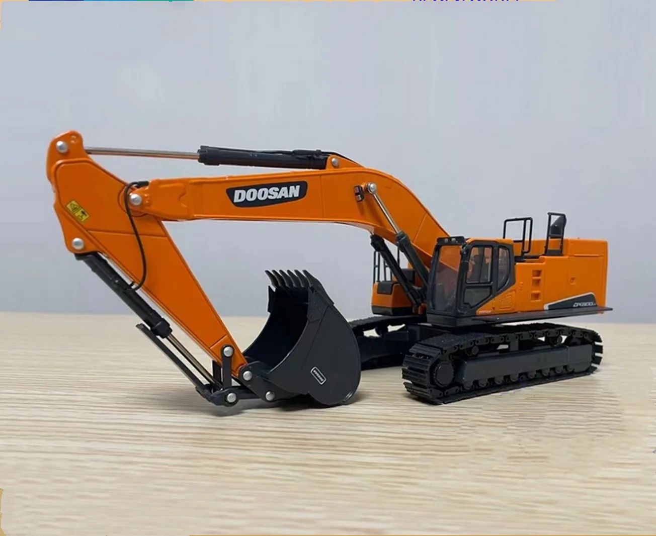1-50-DOOSAN-DX800LC-9-Crawler-Excavator-Engineering-Vehicle-Diecast ...