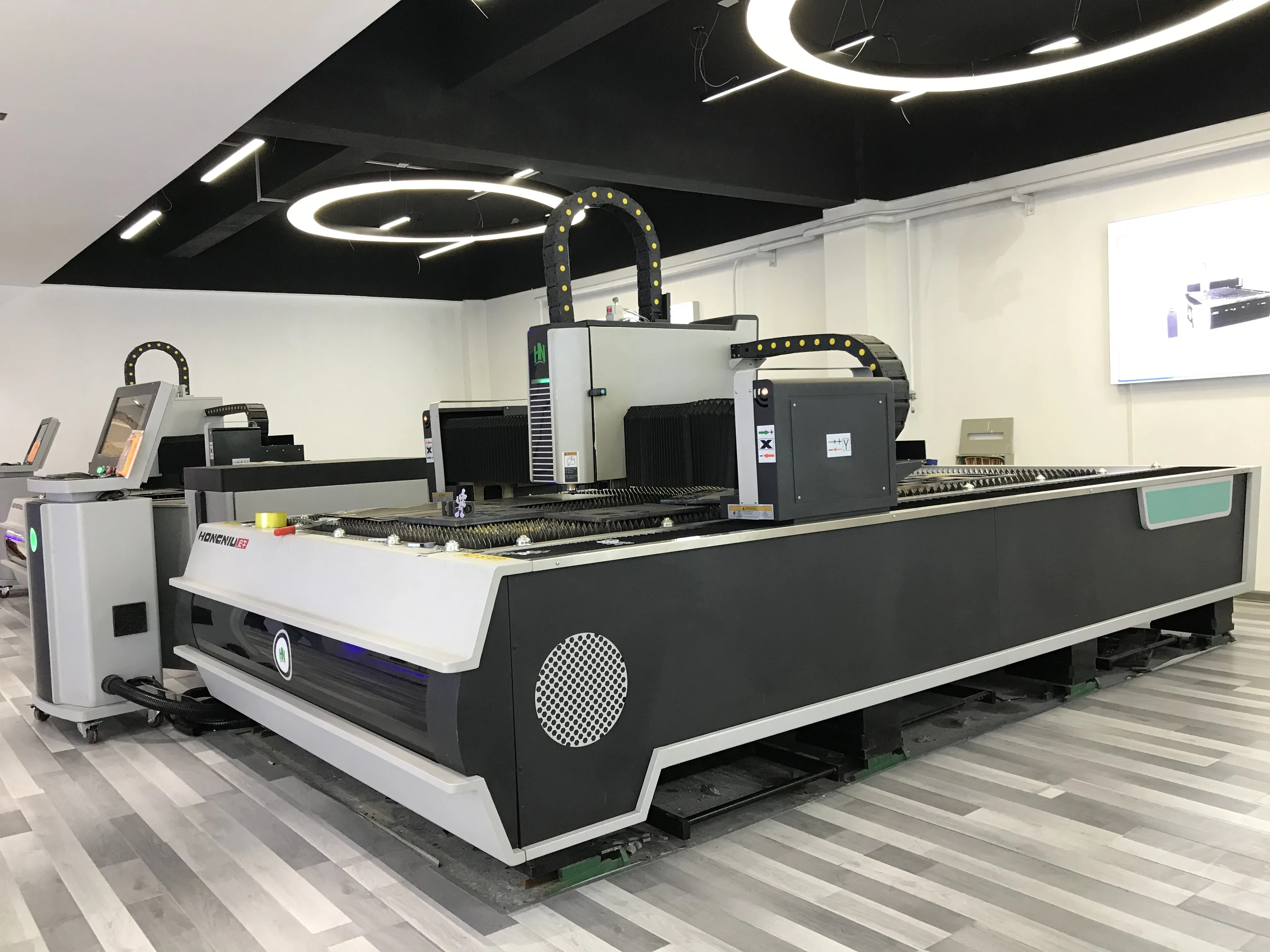 Metal kesme CNC 1000W fiber lazer kesim makinesi Raycus lazer 1530 ...