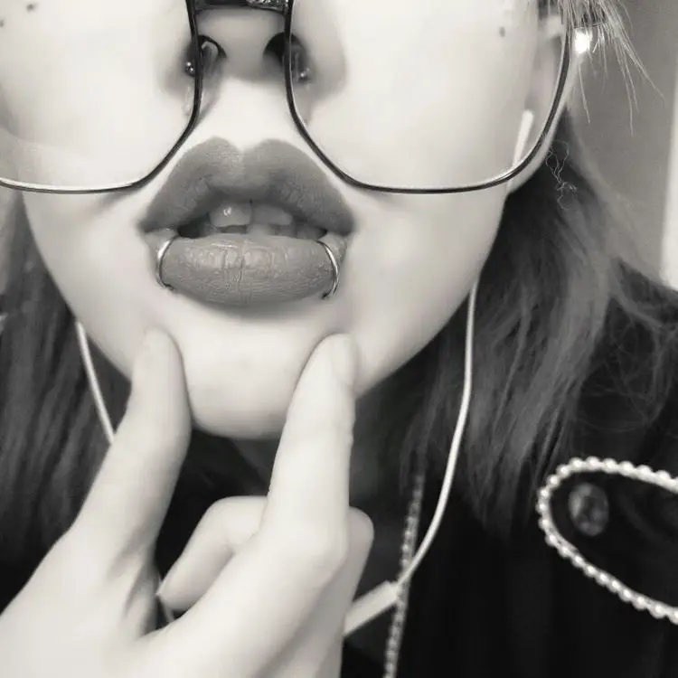 Vertical Labret Hole