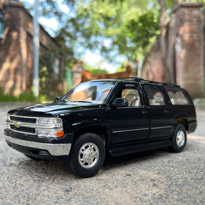 Modelo de coche Dealer Edition, Chevrolet 1:18 2001 SUBURBAN, pintura ...