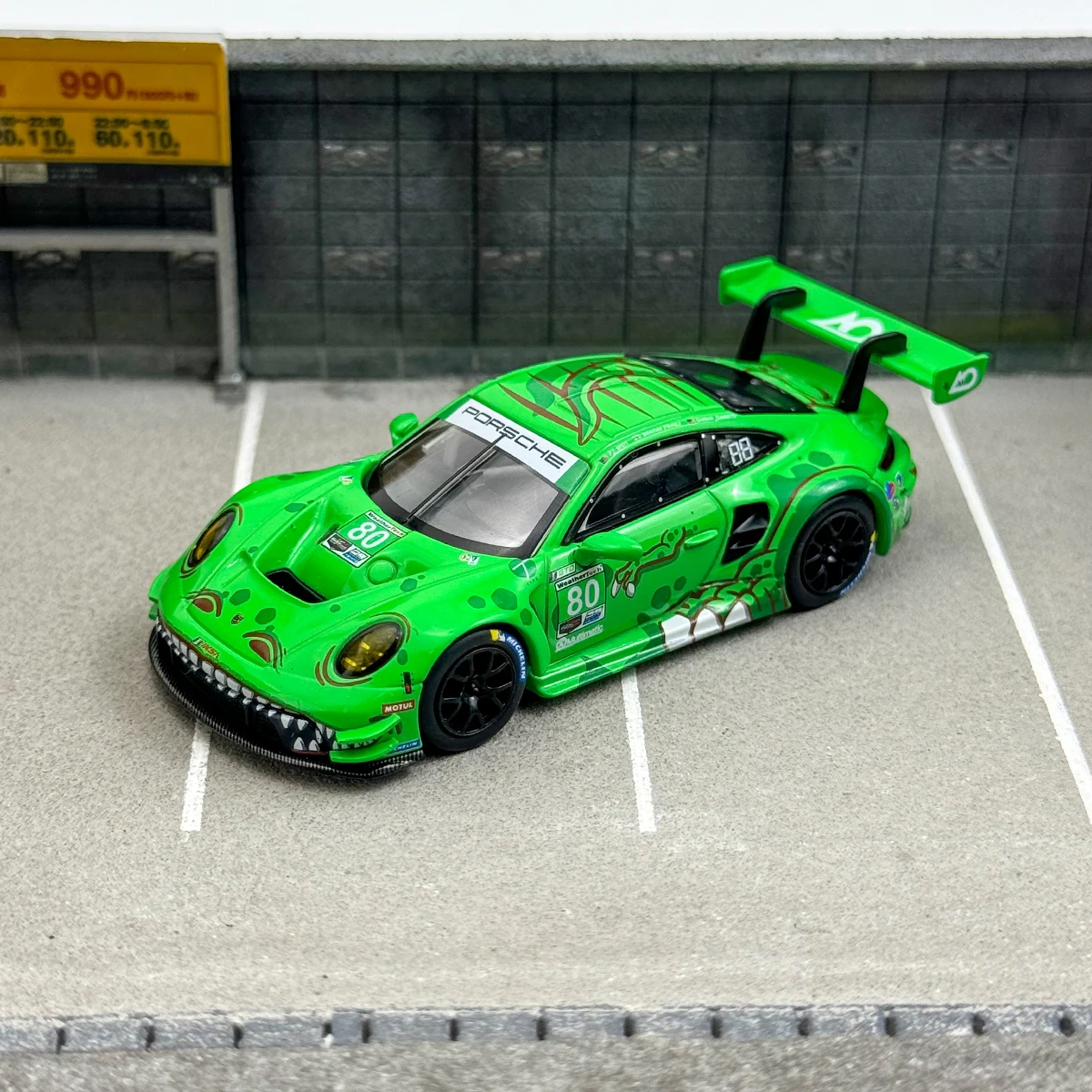 Porsche Verde con Dientes: ¿Qué Es y Por Qué Este Modelo Mini GT 1:64 ...