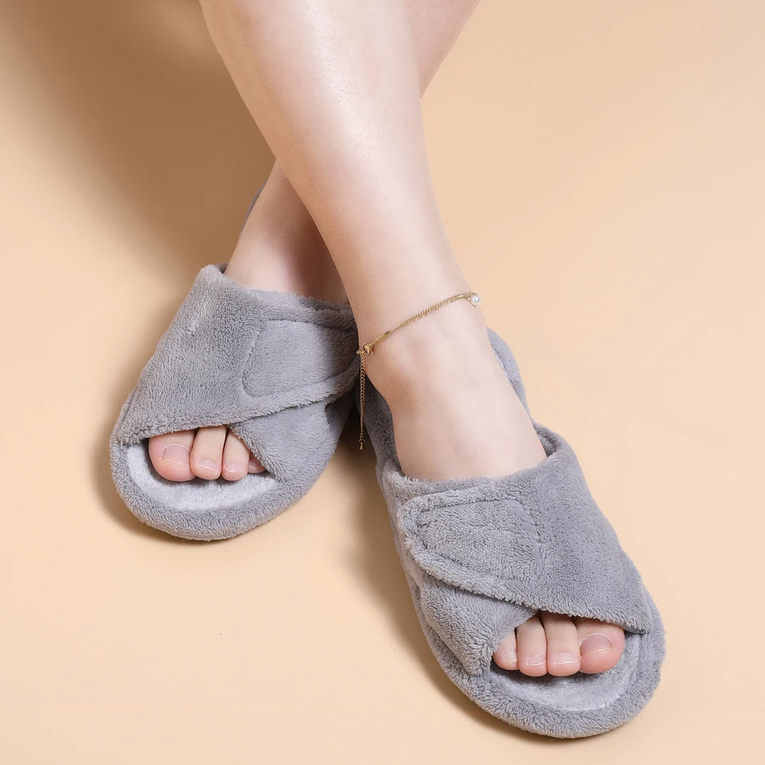 Comwarm 여성 캐주얼 퍼지 슬리퍼 가을과 겨울 오픈 발가락 조절 가능한 여성 플립 플롭 아치 지원 하우스 슬리퍼