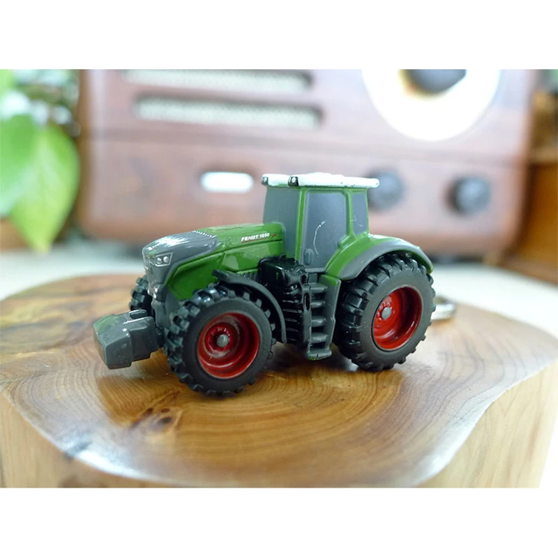 Bulk-Fendt-1050-Tractor-Keychain-Green-1-128-Adult-Collection-Static ...