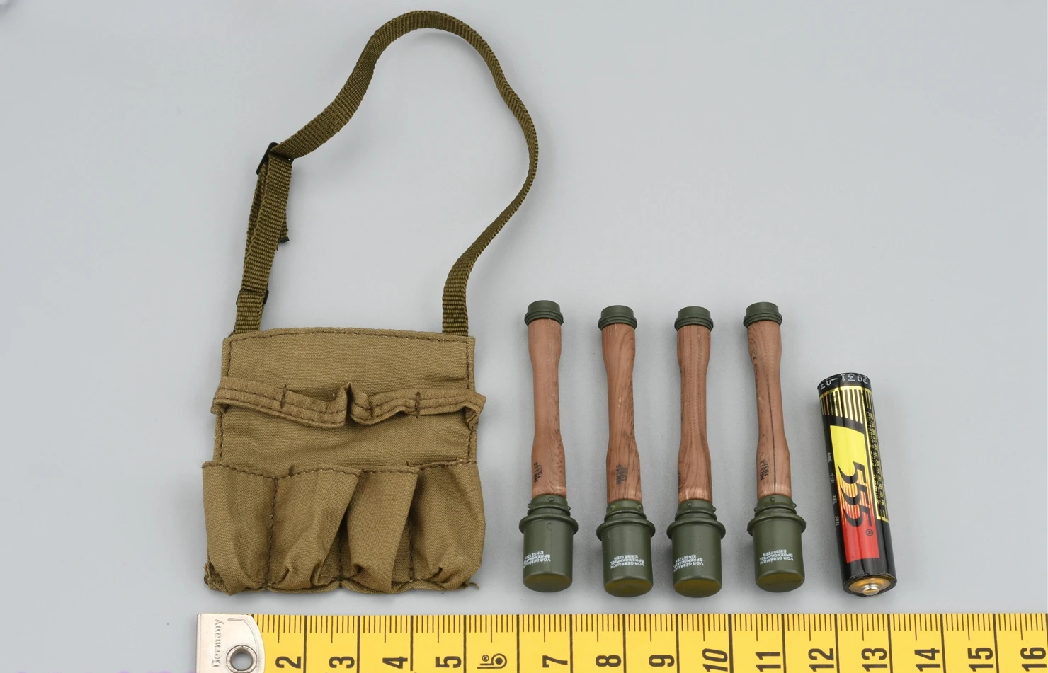 Minitimes-1-6-Soldier-M035-M037-Grenade-Bag-Model-for-12-88-Division.jpg