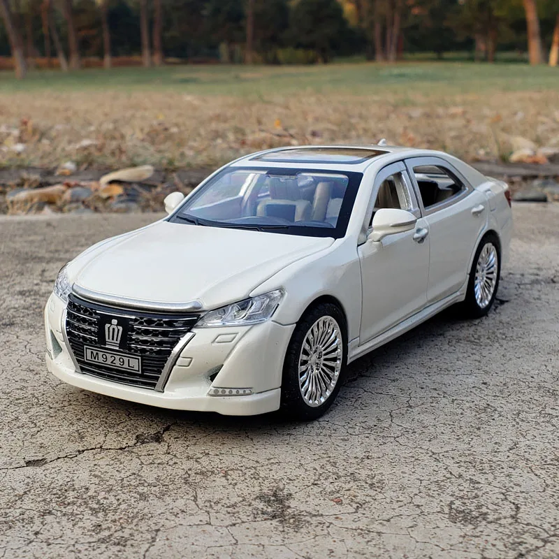 1:24 Toyota Crown Alloy Car Model Die Cast Classic Luxury Car For Kids ...