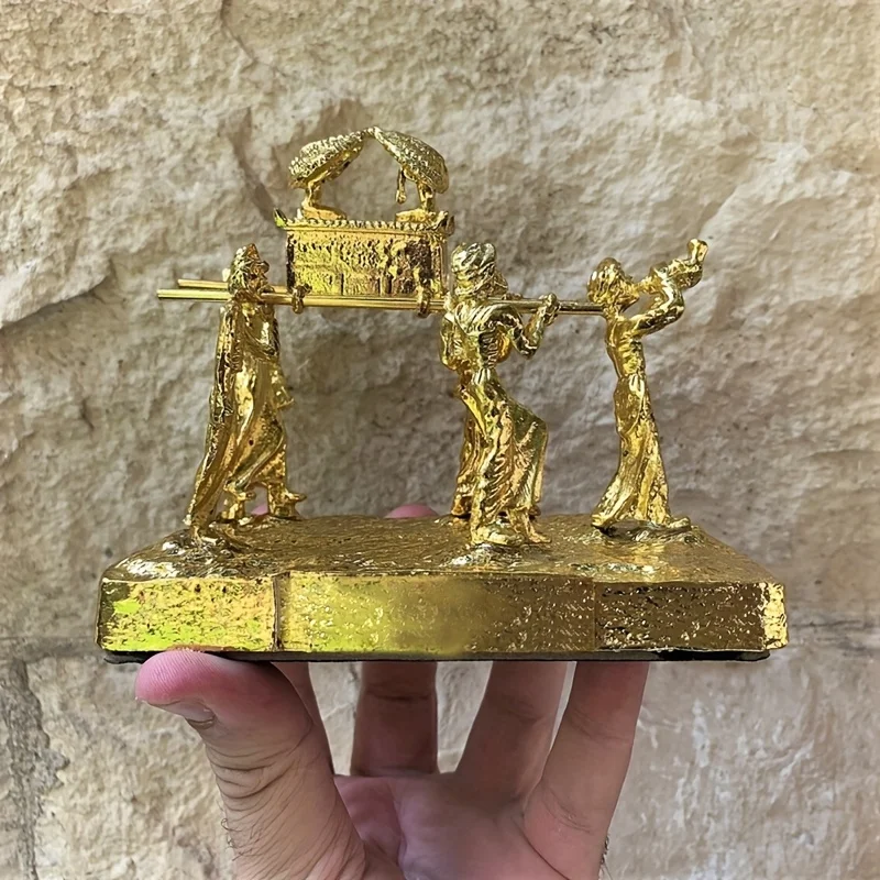 The-Ark-of-the-Covenant-has-gold-and-copper-brackets-Jerusalem ...