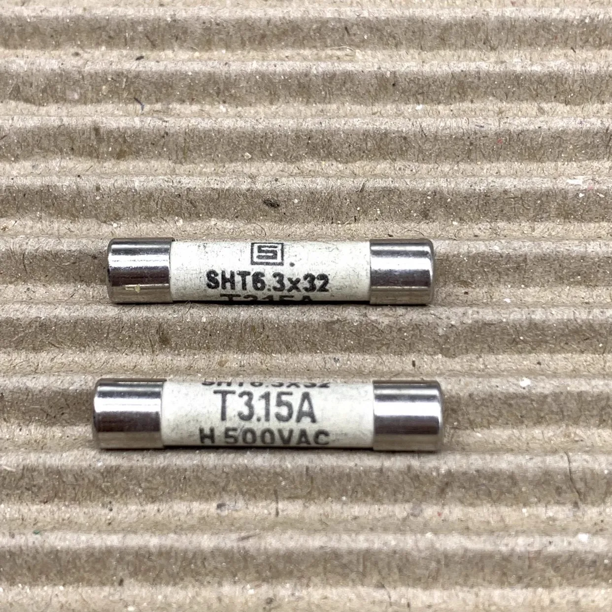 8020-5016-G-SHT-6-3X32-fuse-3-15A-T3-15AH500VAC.jpg