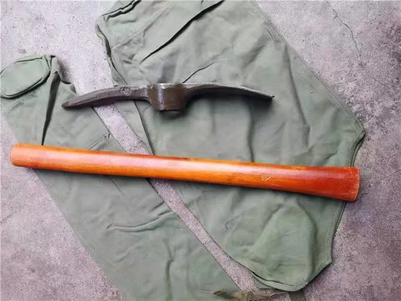 GENUINE-ORIGINAL-SURPLUS-OLD-CHINESE-ARMY-TYPE-SOLDIER-PICKAXE-PICK ...