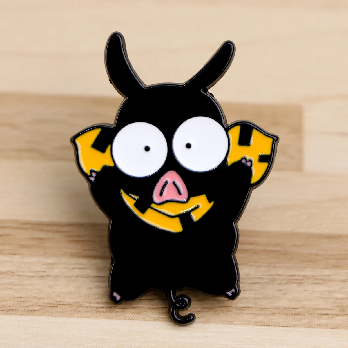 Broche-de-cerdo-negro-insignia-de-figura-de-Anime-broche-de-esmalte ...
