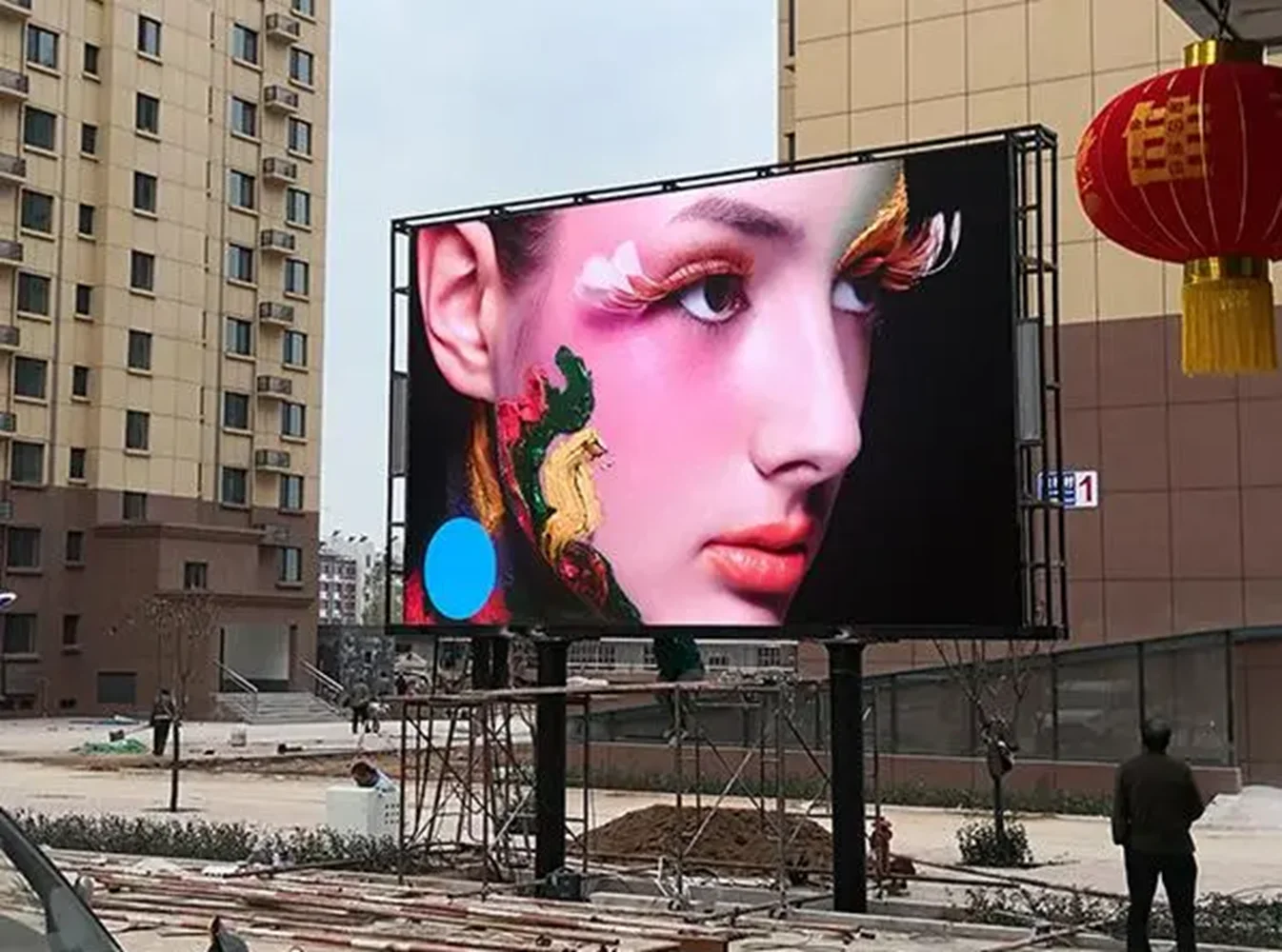Column-installation-P4-4-outdoor-LED-display-screen-billboard-video-TV ...