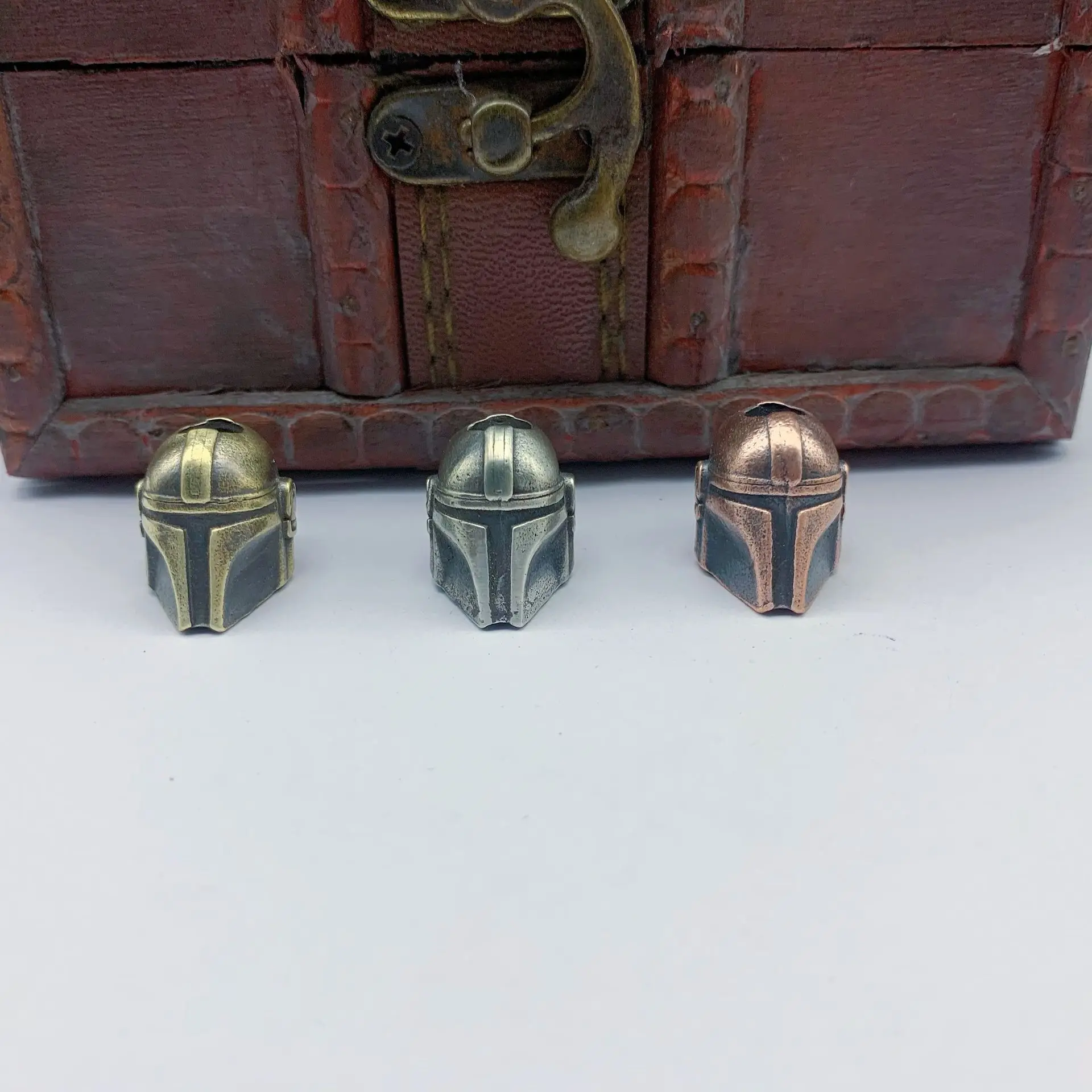 Alien-Helmet-Folding-Knife-Bead-Paracord-Woven-Lanyard-Keychain ...