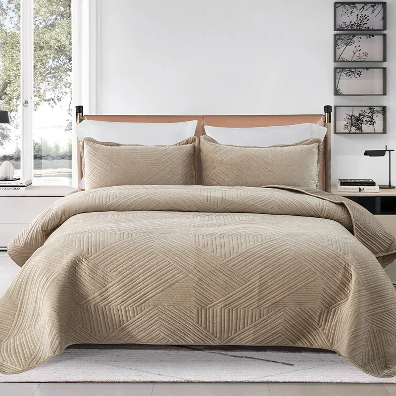 Velvet-Bedspread-on-the-bed-plaid-quilted-Mattress-topper-solid-color ...