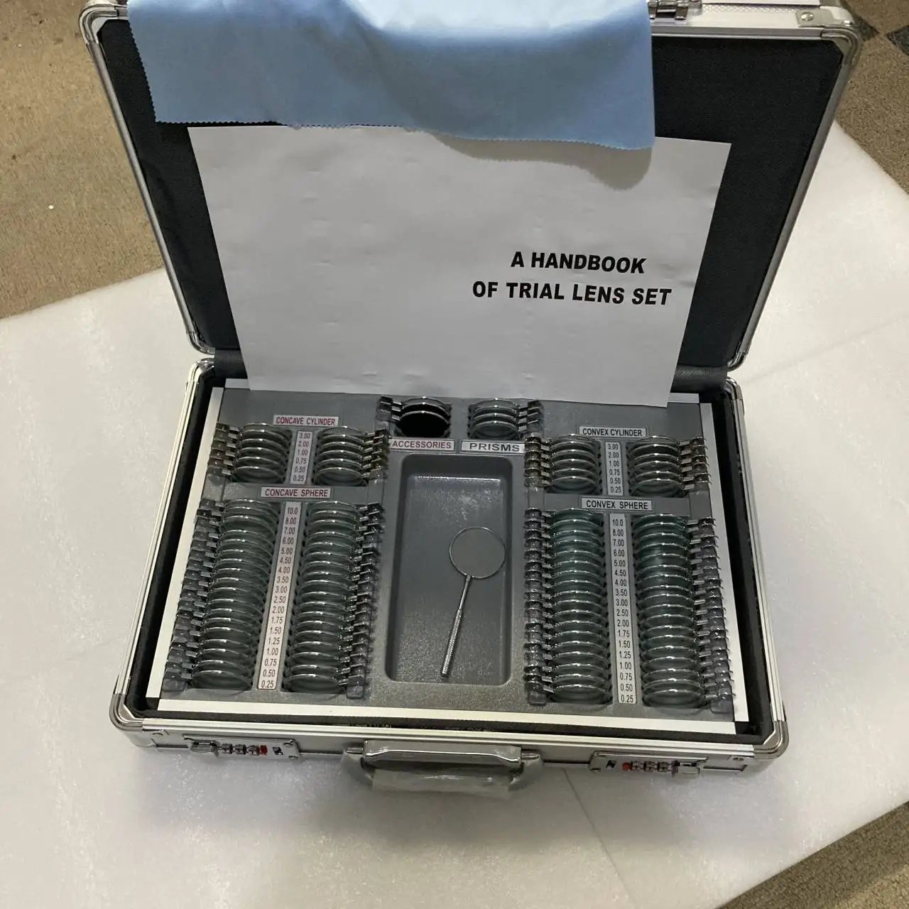 Optometry-equipment-best-quality-104-pieces-trial-lens-set-metal-plate.jpg