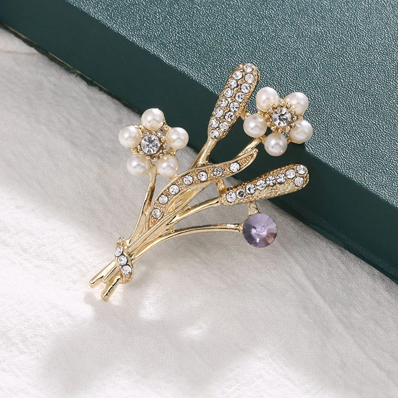 Simple and Fashionable Diamond Pearl Flower Brooch