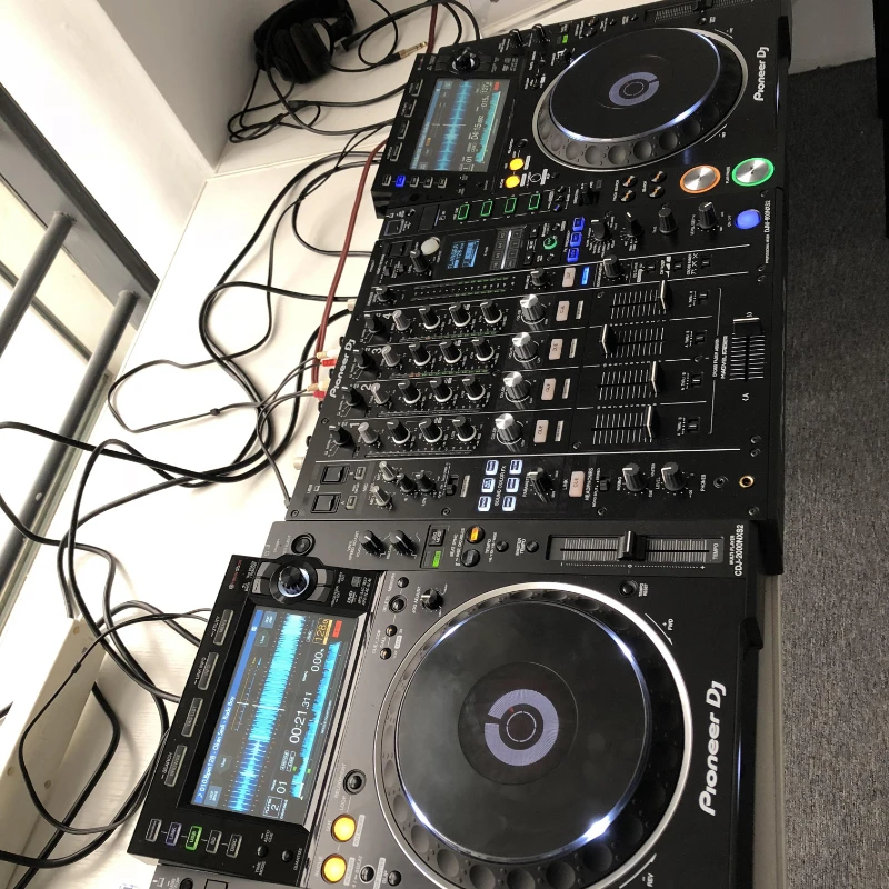 CDJ-2000-Nxs2-Disk-Recorder-Third-Generation-Djm-2000nexus-Mixer-Bar-Disk-Recorder.jpg