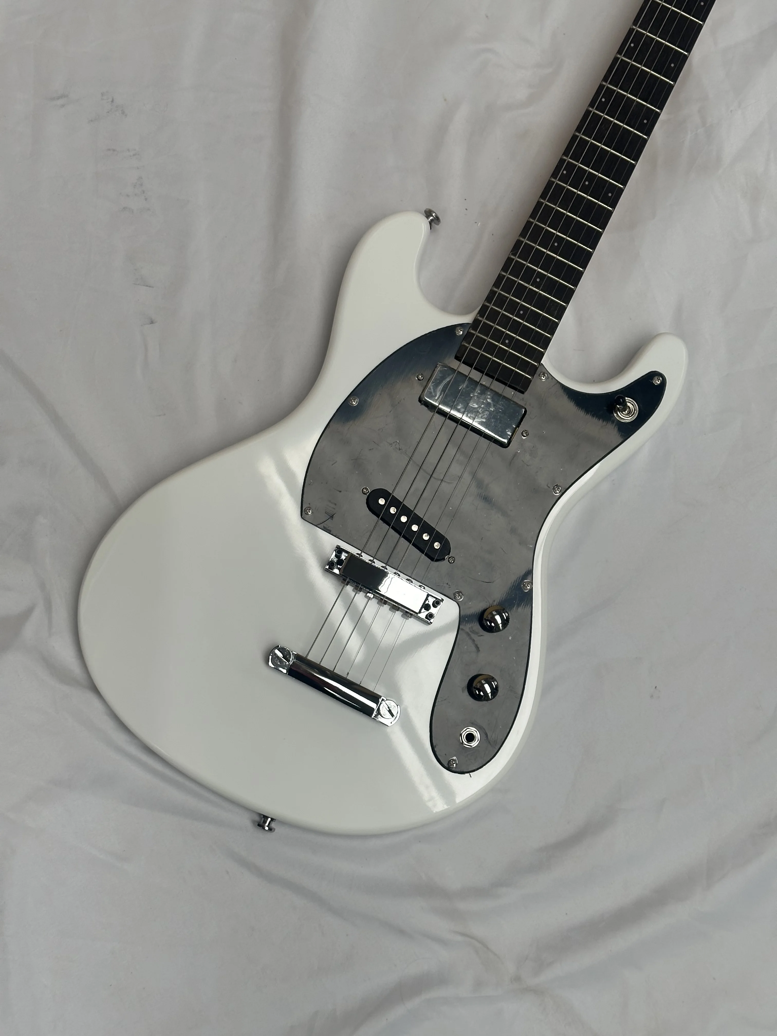 Vent-res-Joh-ny-Ramone-Mosrite-Mark-II-White-Electric-Guitar-Tune-A ...