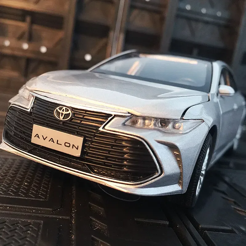 1-32-Toyota-Avalon-four-door-car-simulation-car-model-metal-ornaments ...