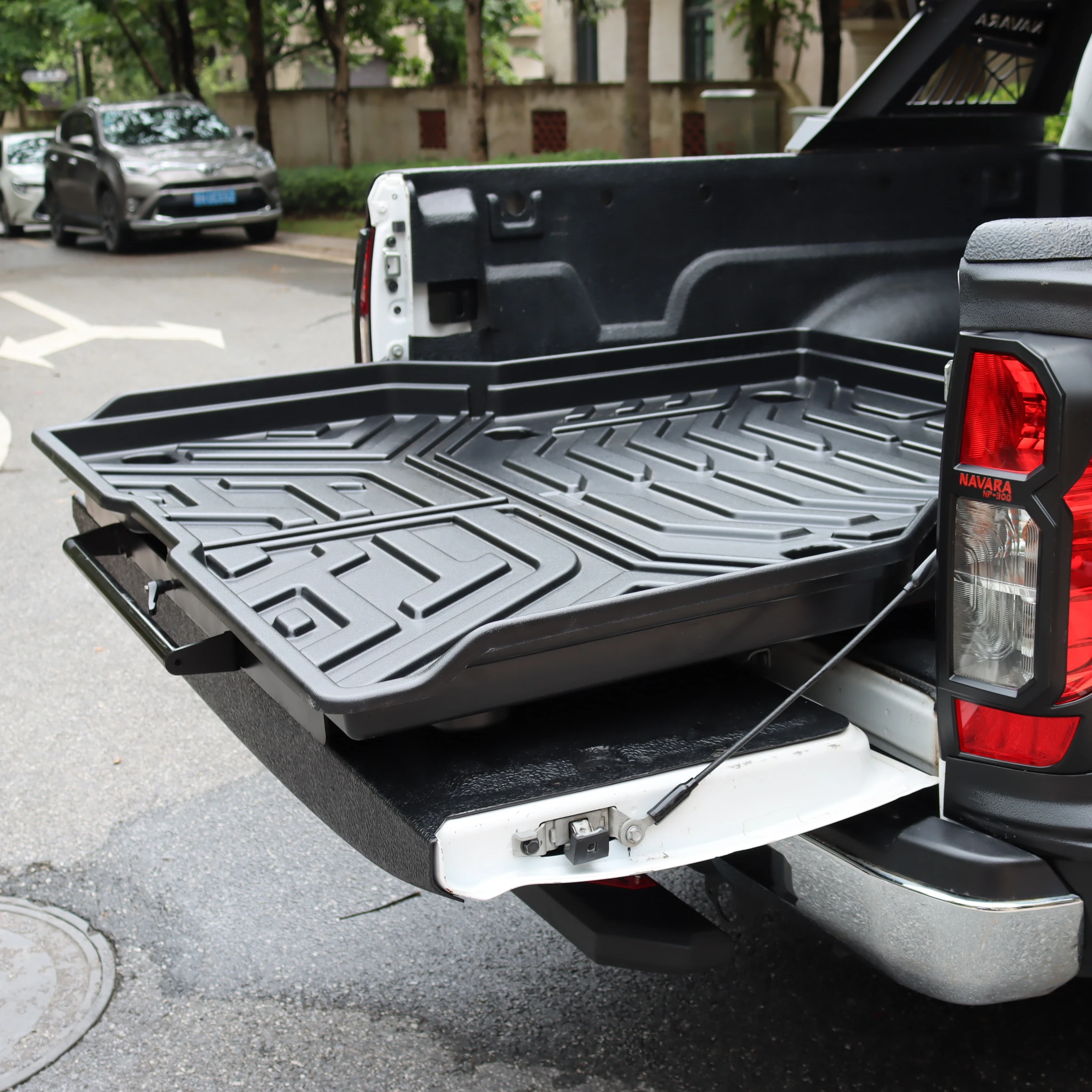 New-design-auto-accessories-slide-tray-pick-up-for-NAVARA-np300-2012-on.jpg