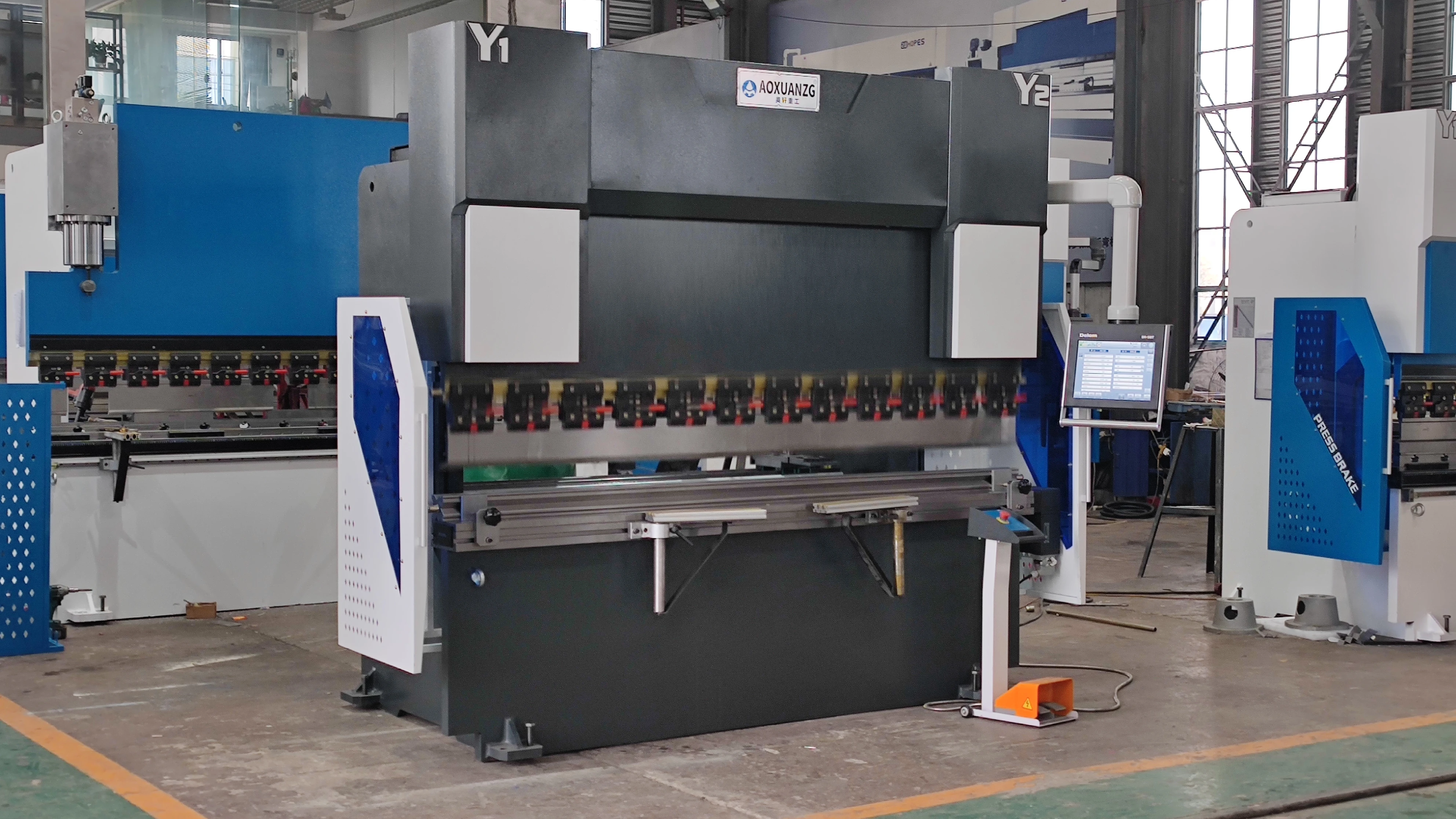 Schneider-Electric-Accessories-Hydraulic-Press-Brake-With-Touch-Screen ...