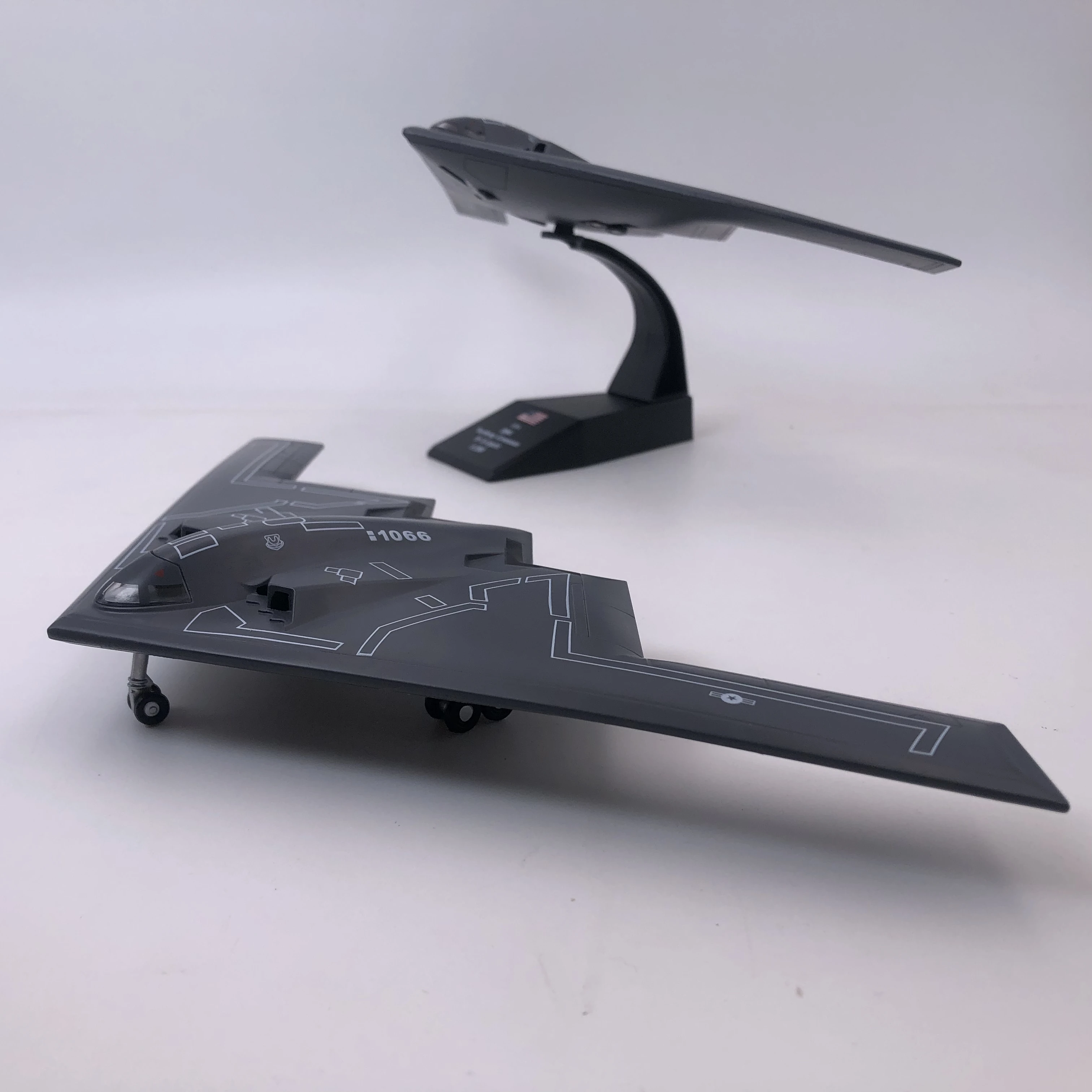 WLTK-USAF-B-2A-America-Spirit-Stealth-Bomber-1-200-Diecast-Aircraft-Jet-Model.jpg