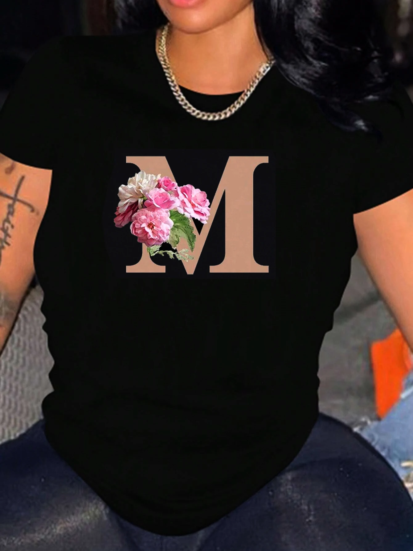 Camiseta-estampada-con-la-letra-M-y-patr-n-floral-para-mujer-cuello ...