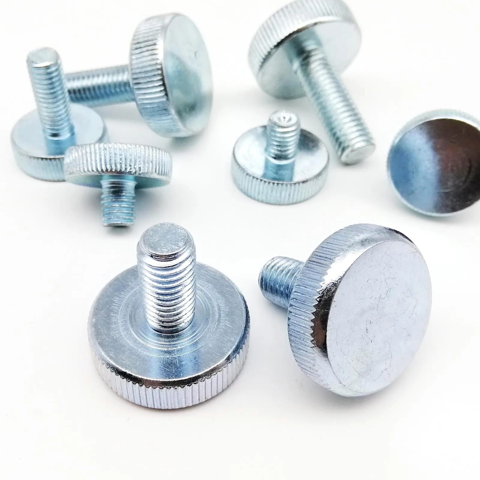Vis-molet-e-t-te-plate-en-acier-au-carbone-M3-figur-M5-M6-M8-DIN653.jpg