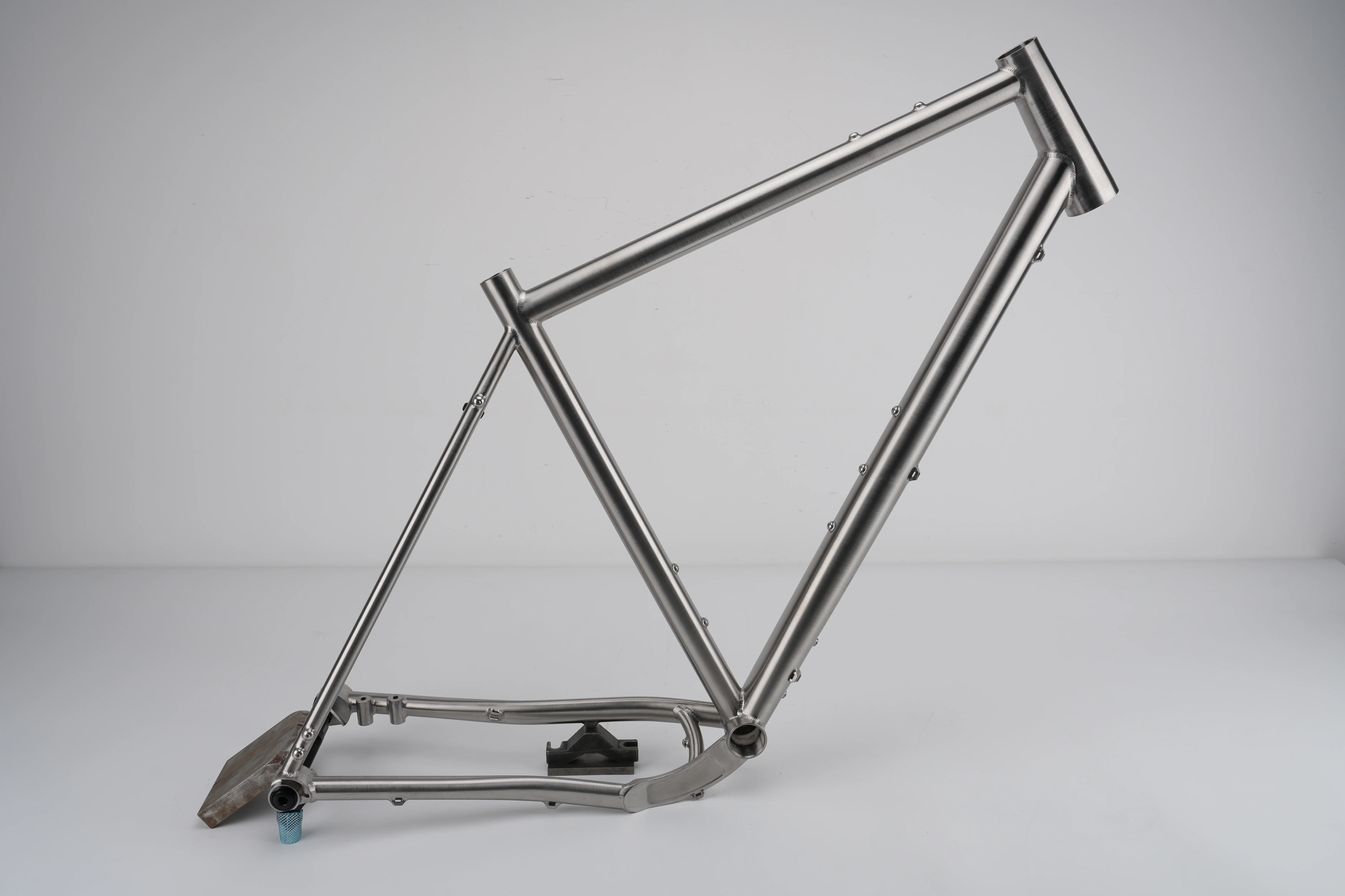 Titanium-Gravel-Frame-Droped-Chainstay-with-Yoke.jpg