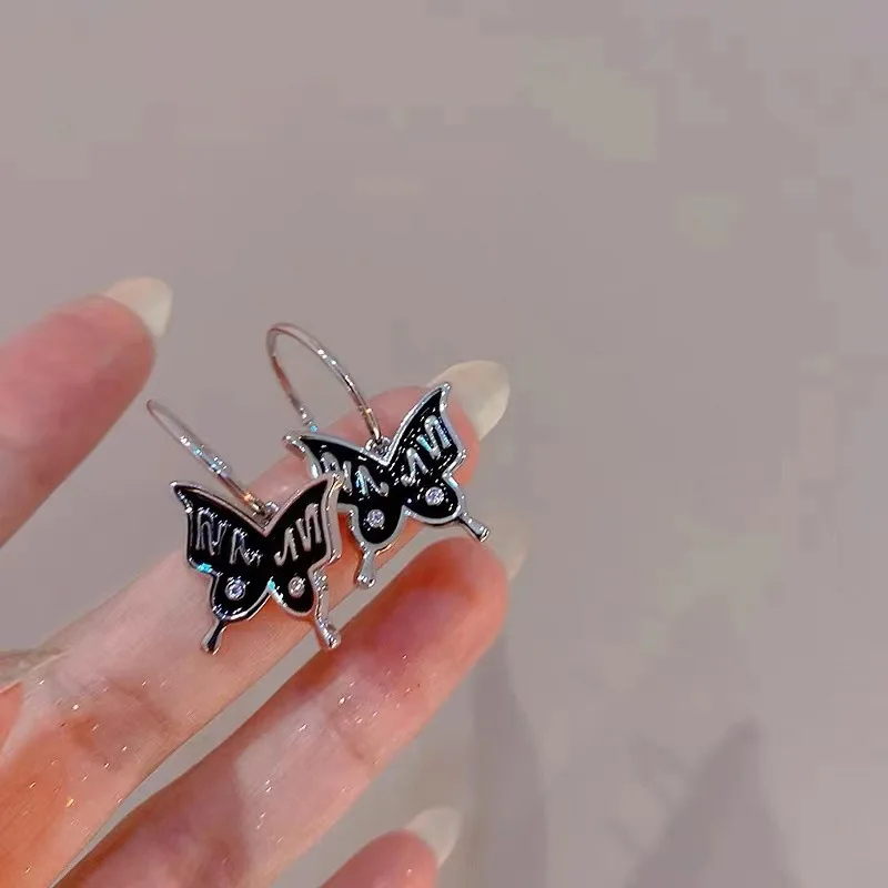 Novo-doce-estilo-legal-metal-preto-borboleta-balan-ar-brincos-jovens ...