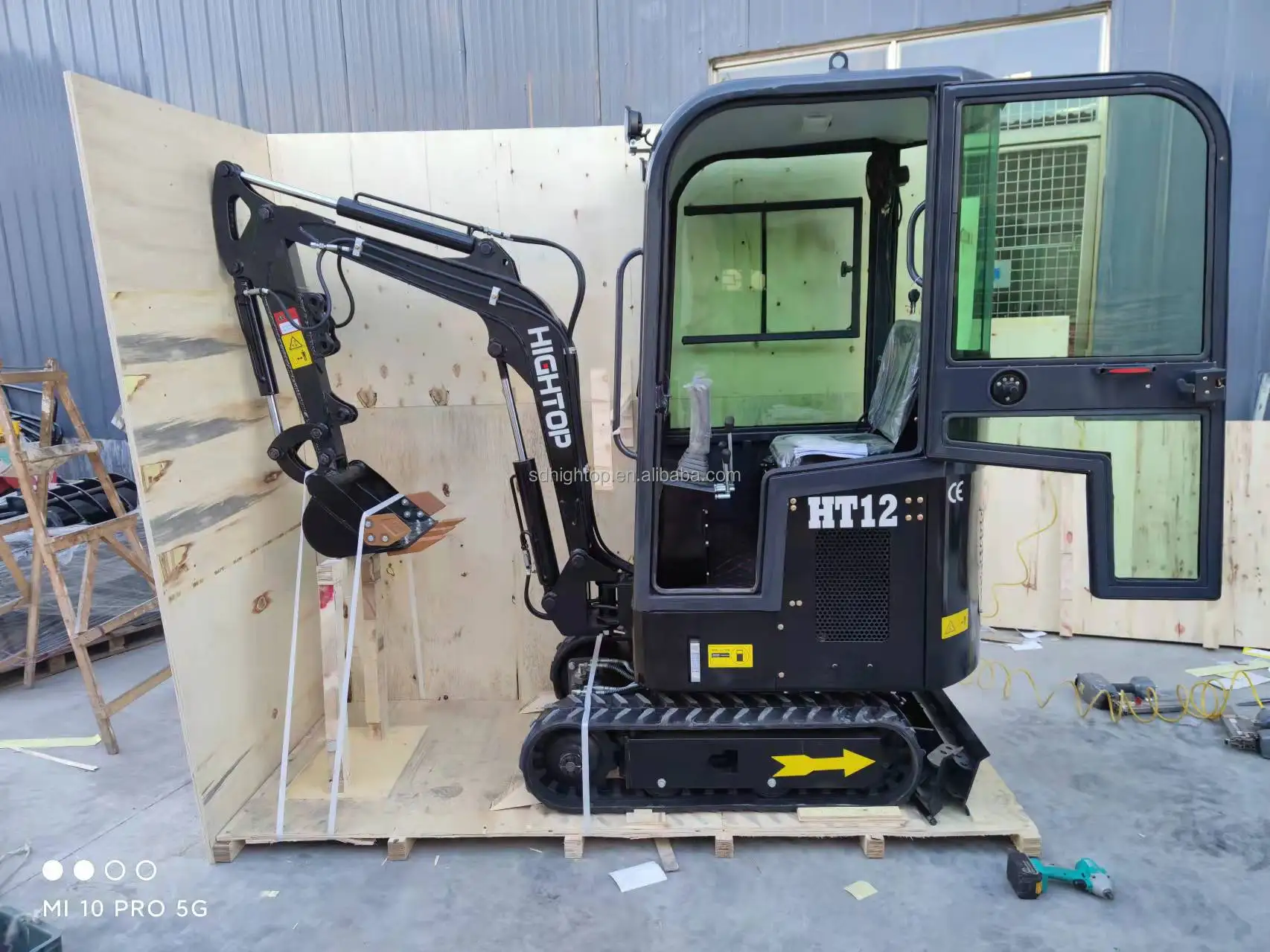 1200-KG-Closed-Cab-Mini-Excavator-With-Janpan-Engine-High-Efficiency ...