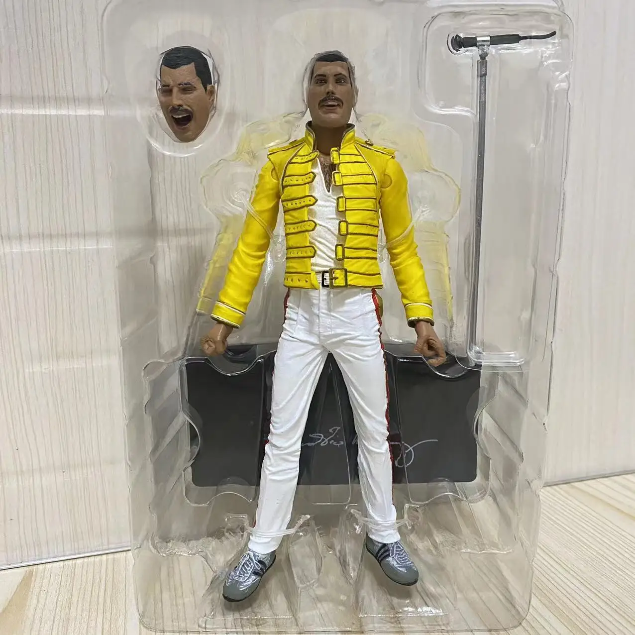 NECA-Queen-s-Lead-Singer-Freddie-Modelo-boneca-m-vel-presente-de ...