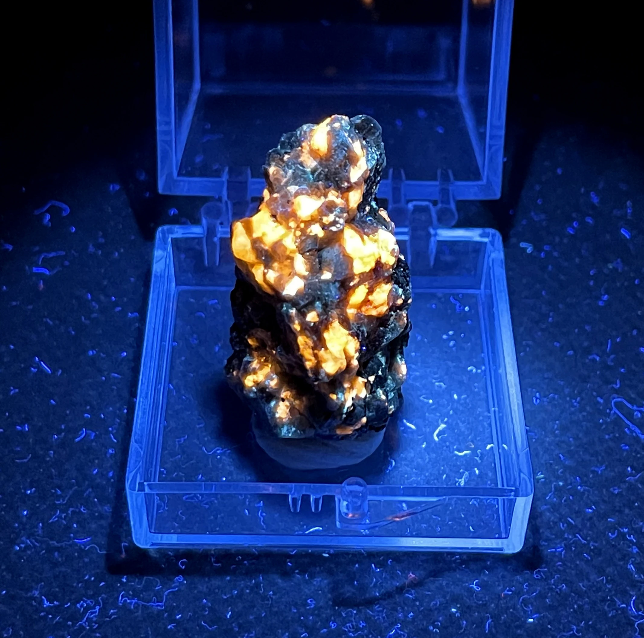 100% Natural American Yooperlites（Sodalite） Flame Stone Fluorescent ...