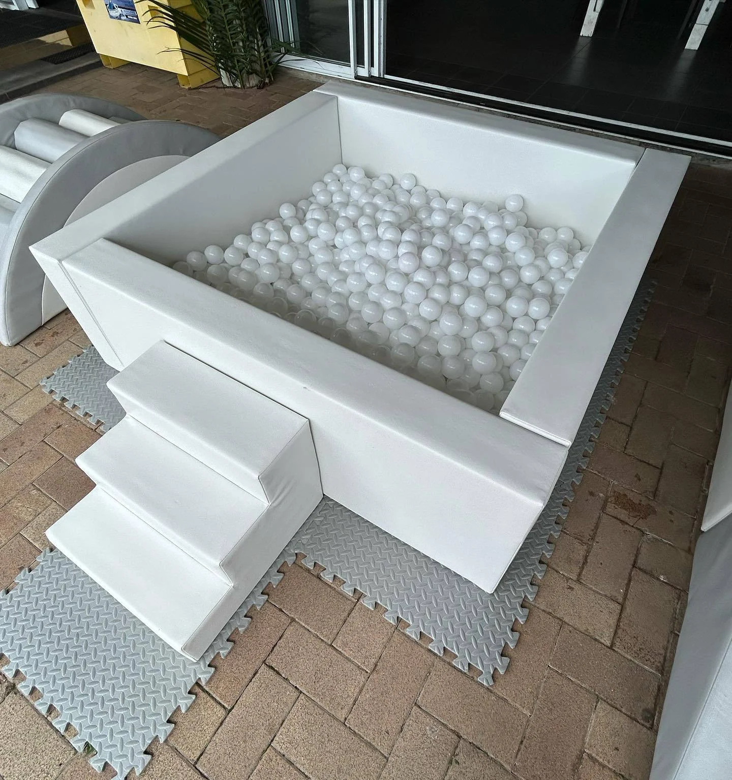 Popular-White-square-ball-pit-with-slide-white-plastic-ball-pit-slide ...