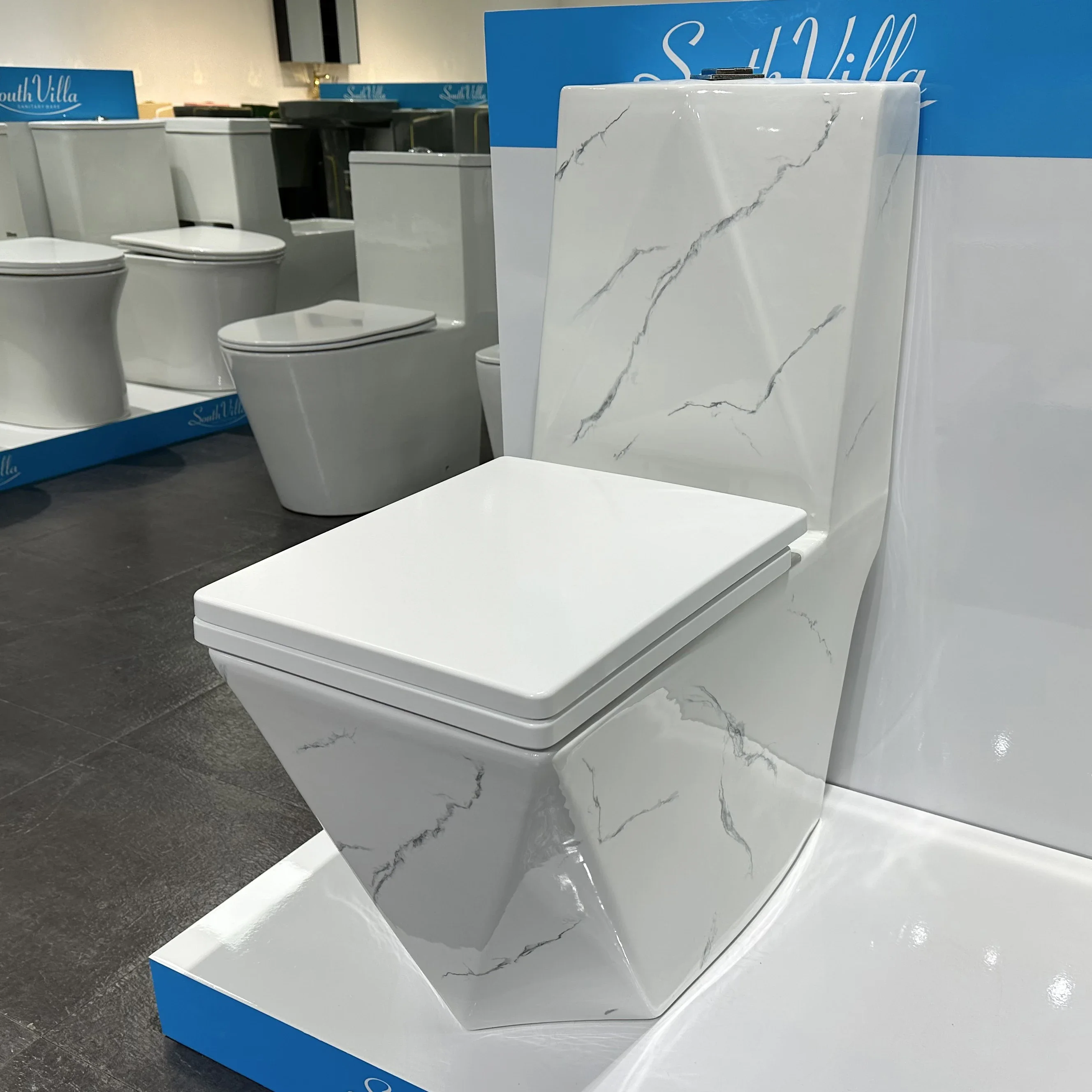 Cuarto de agua de color blanco y mármol con forma de diamante, inodoro ...