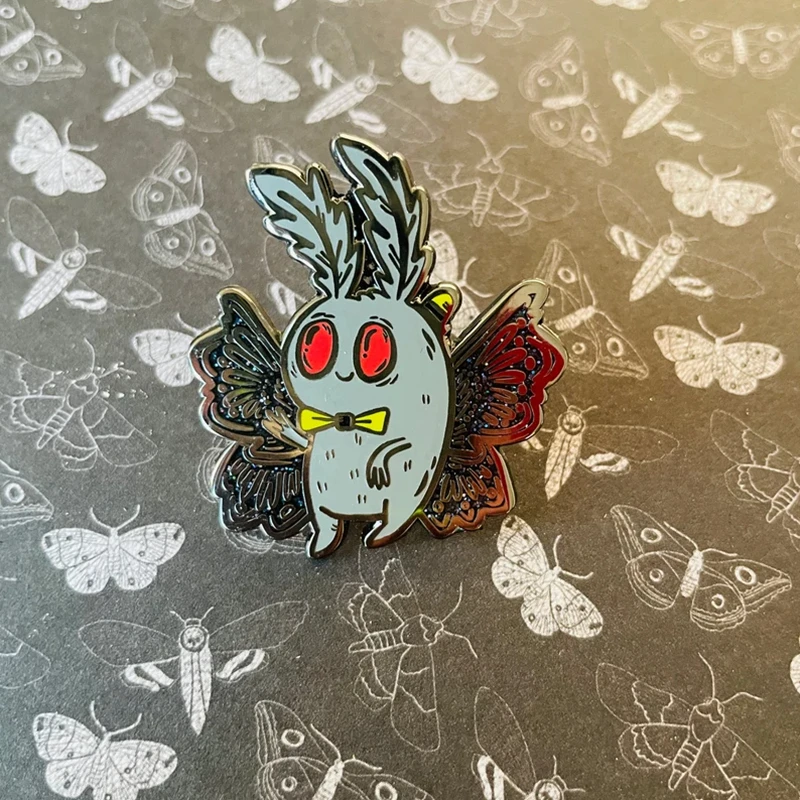 Broche-de-insignia-de-esmalte-Mothman-g-tico-de-dibujos-animados-Pin-de-personalidad-para-Collar.jpg