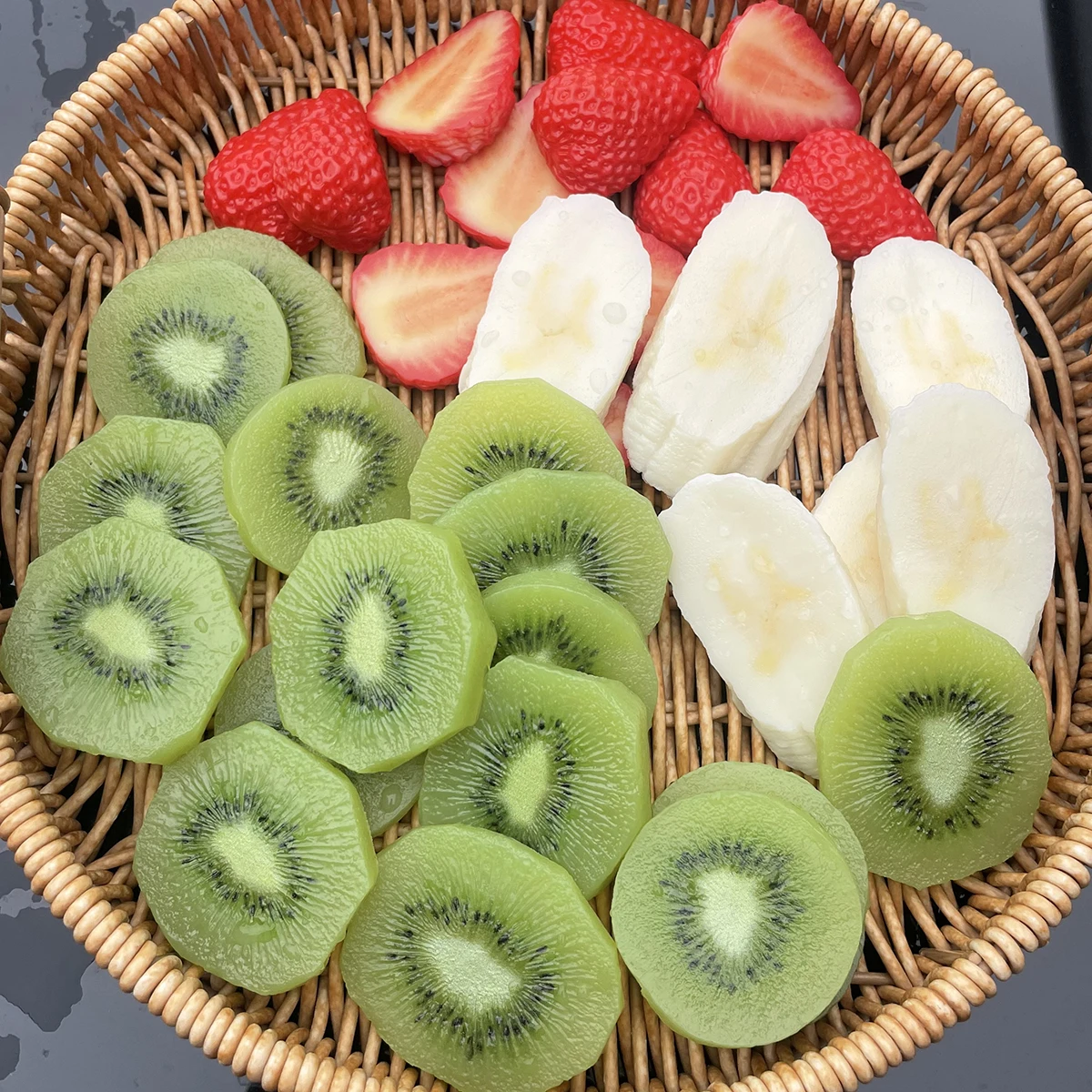 Simulated kiwi slices, strawberry slices, banana slices, photography ...