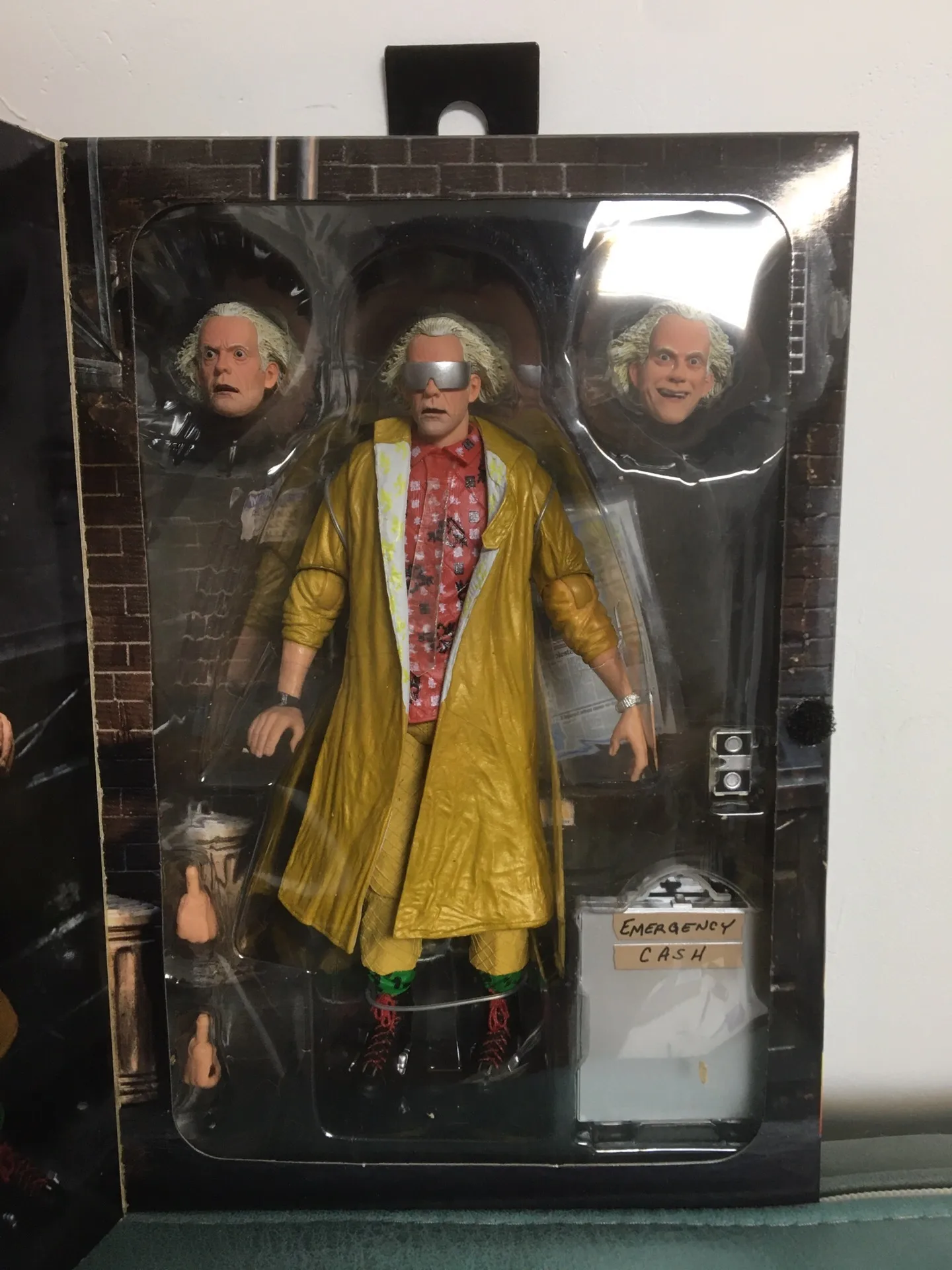 Figura de acción del traje de materiales peligrosos Doc Brown de NECA ...