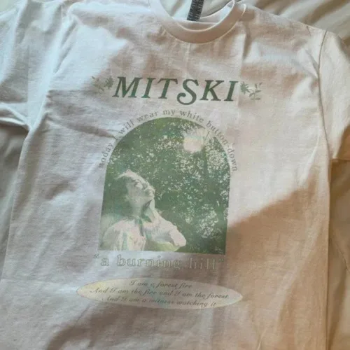 Camiseta-Mitski-Blue-Diner-Merch-Lauren-Hell-Mitsk-2022.jpg