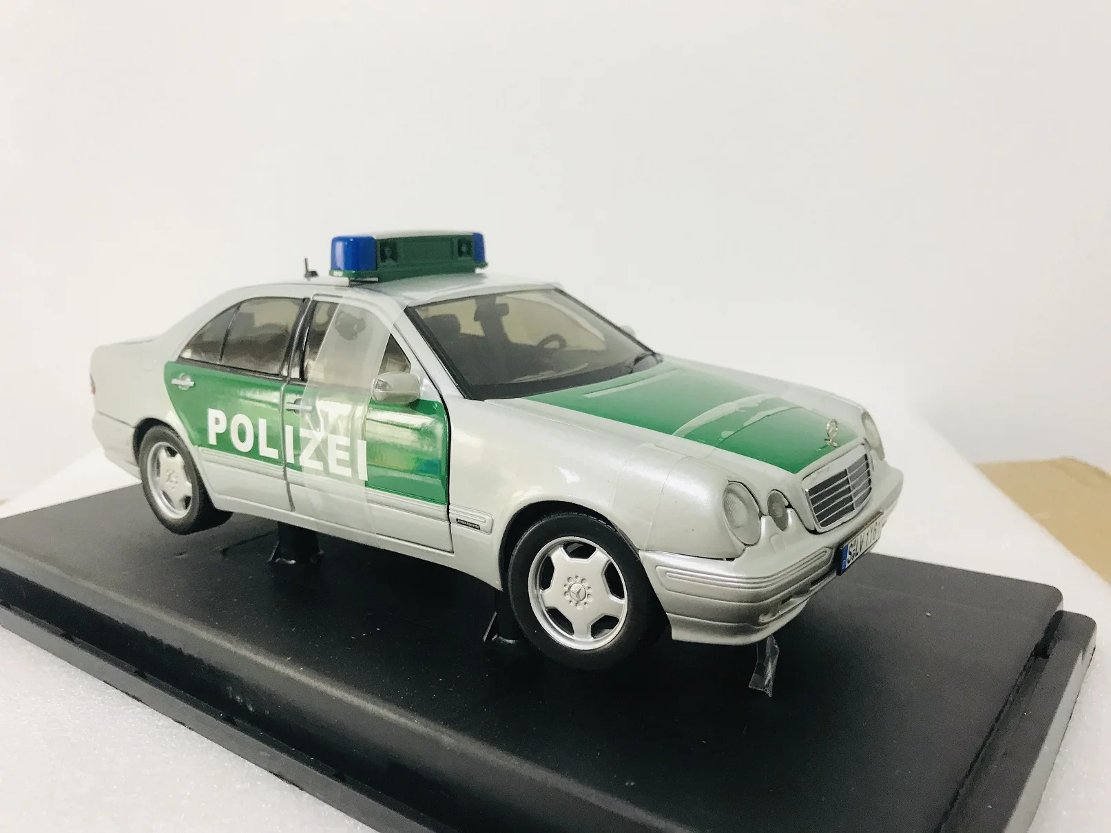 Die-cast-1-18-Scale-2001-Benz-W210-E320-German-Police-Car-Simulation-Alloy-Car-Model.jpg