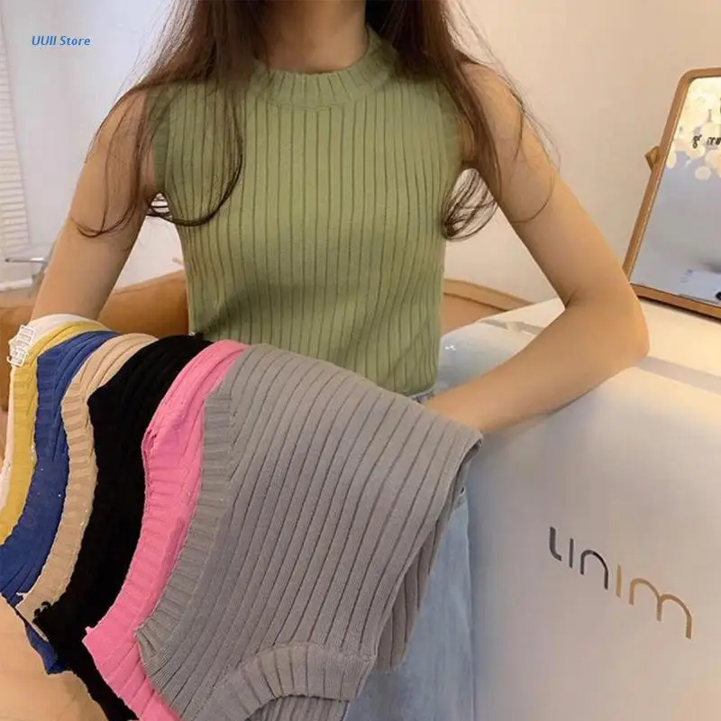 Mulheres com nervuras de malha sem mangas superior de colheita em torno ...